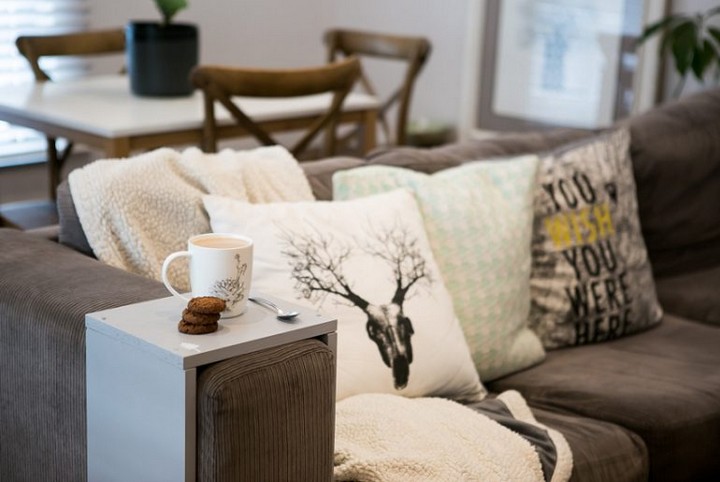 27 DIY Sofa Arm Table Ideas For Living Room - All Sands