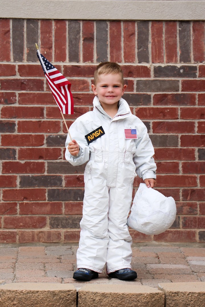15 DIY Astronaut Costume Ideas For Space Lovers - All Sands