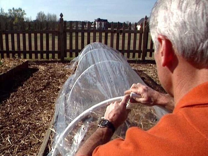 20 DIY Hoop House Plans For Farming Enthusiast - All Sands